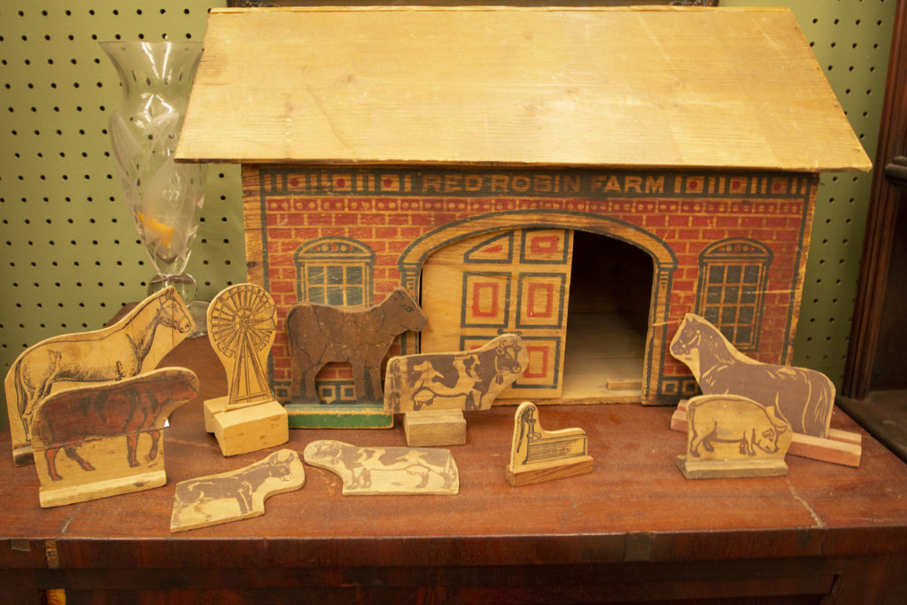 Vintage farmhouse decorating ideas | Hello Homestead